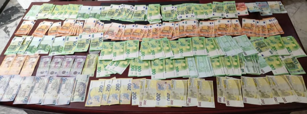 Currency Seizure at Batna Airport Thwarts Smuggling Attempt - DZWatch